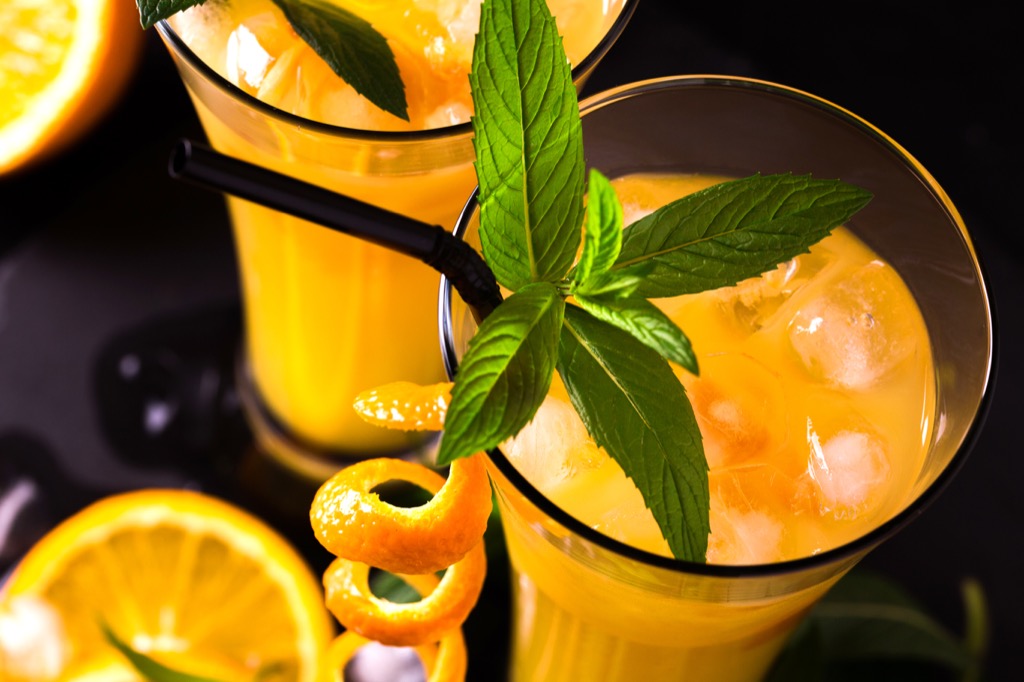 15 Two-Ingredient Cocktails You Can Make in 15 Seconds — Best Life