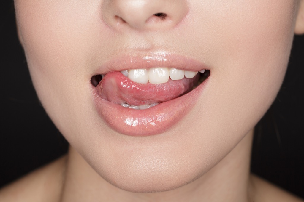 10 Body Language Signs of Attraction - Flirting Body Language