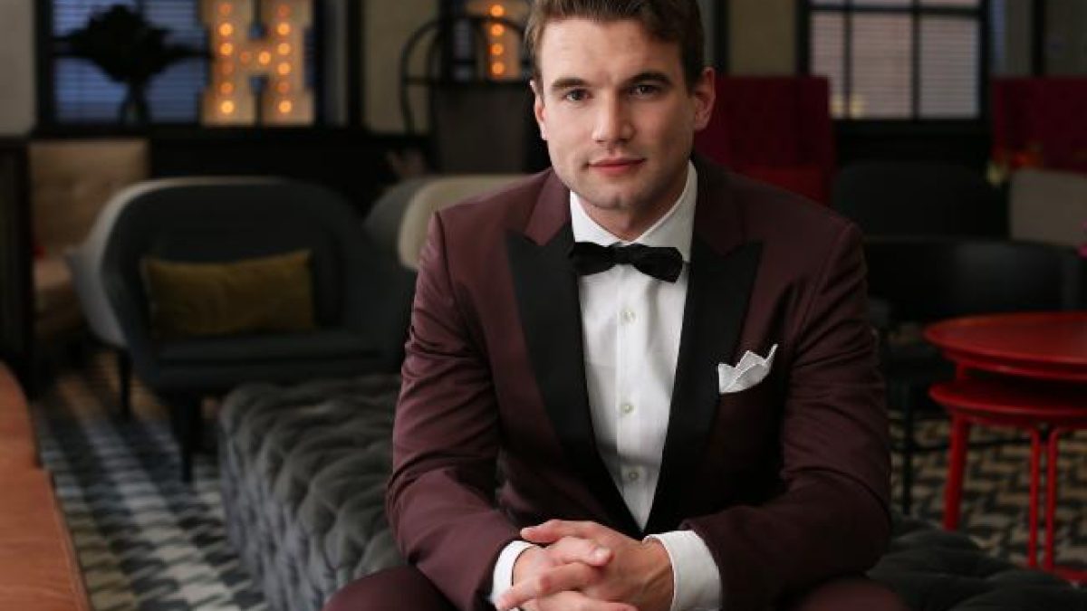 Rising Star Alex Russell Talks SWAT, Telekinesis, and Surviving the ...