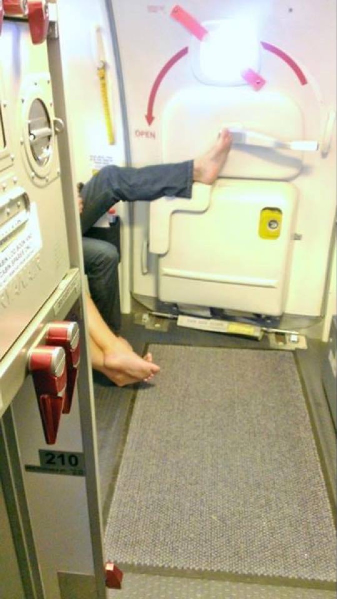 17 Hilarious Photos of Terrible Airplane Passenger Behavior - Best ...