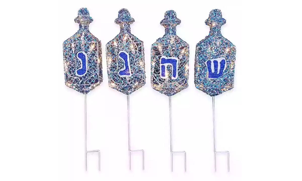 20 Adorable Hanukkah Decorations That Will Make Your Home So Festive