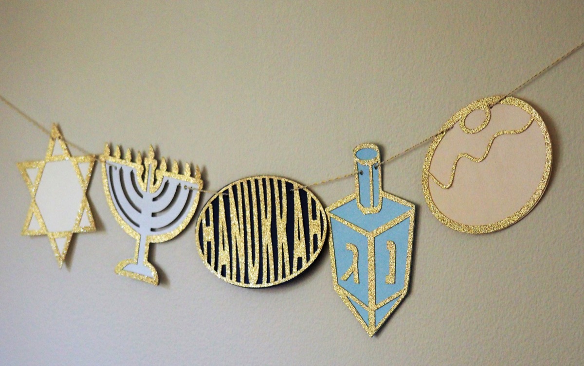 20 Adorable Hanukkah Decorations That Will Make Your Home So Festive