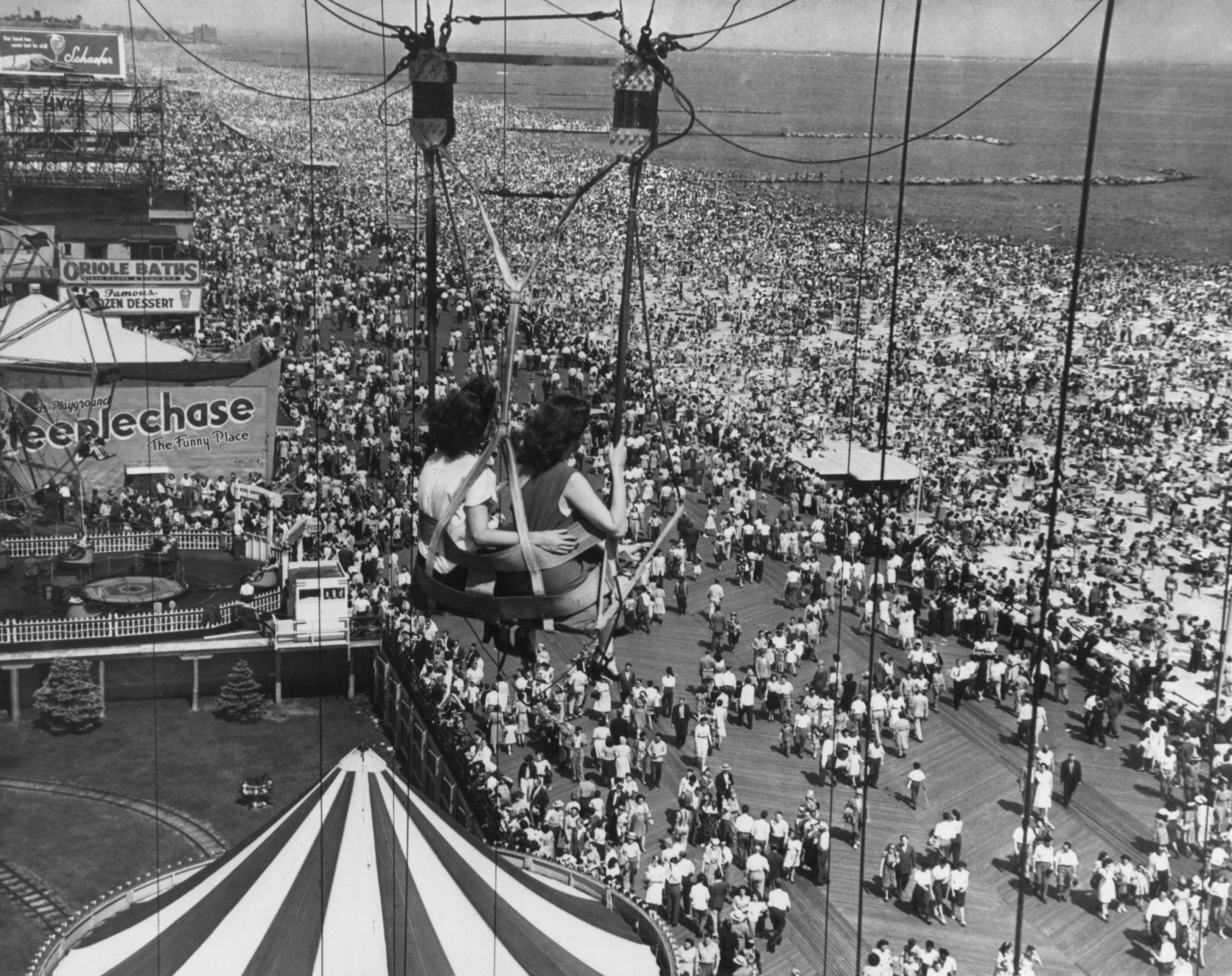 35 Vintage Photos That Show What a Beach Day Used to Look Like