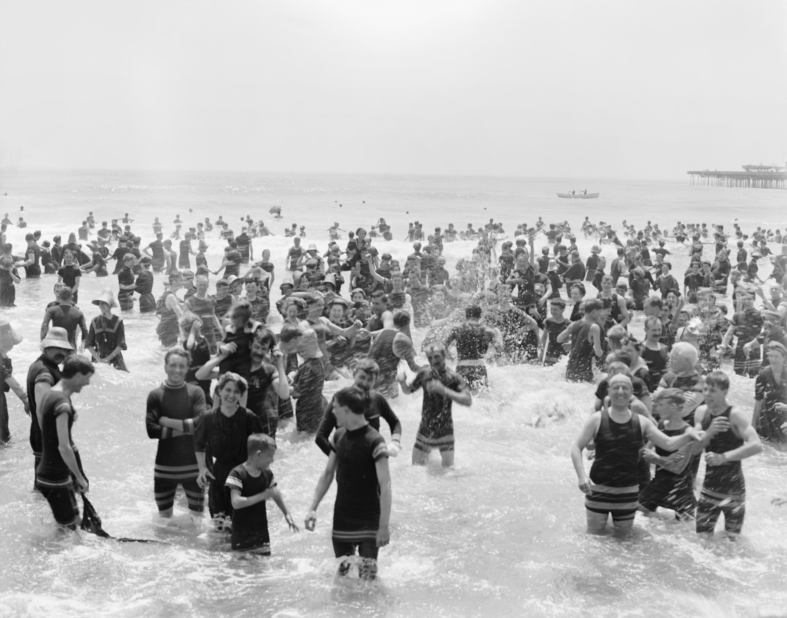 35 Vintage Photos That Show What a Beach Day Used to Look Like