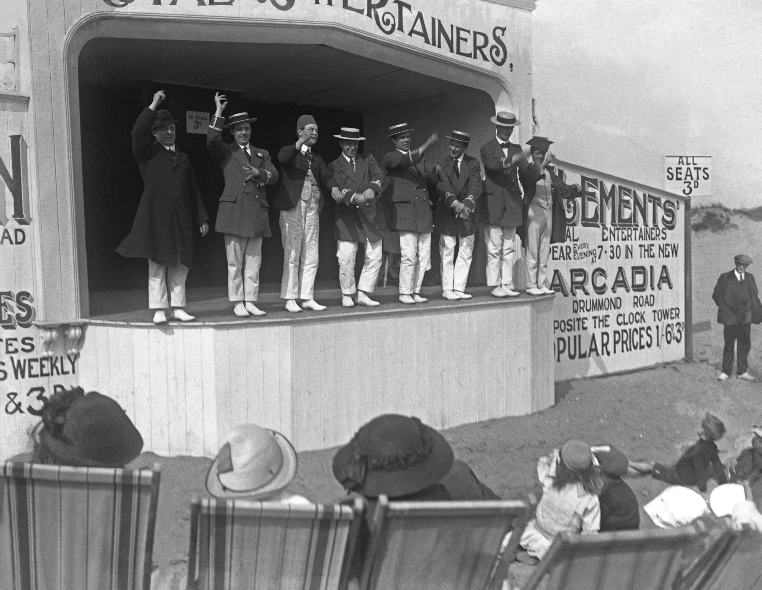 35 Vintage Photos That Show What a Beach Day Used to Look Like