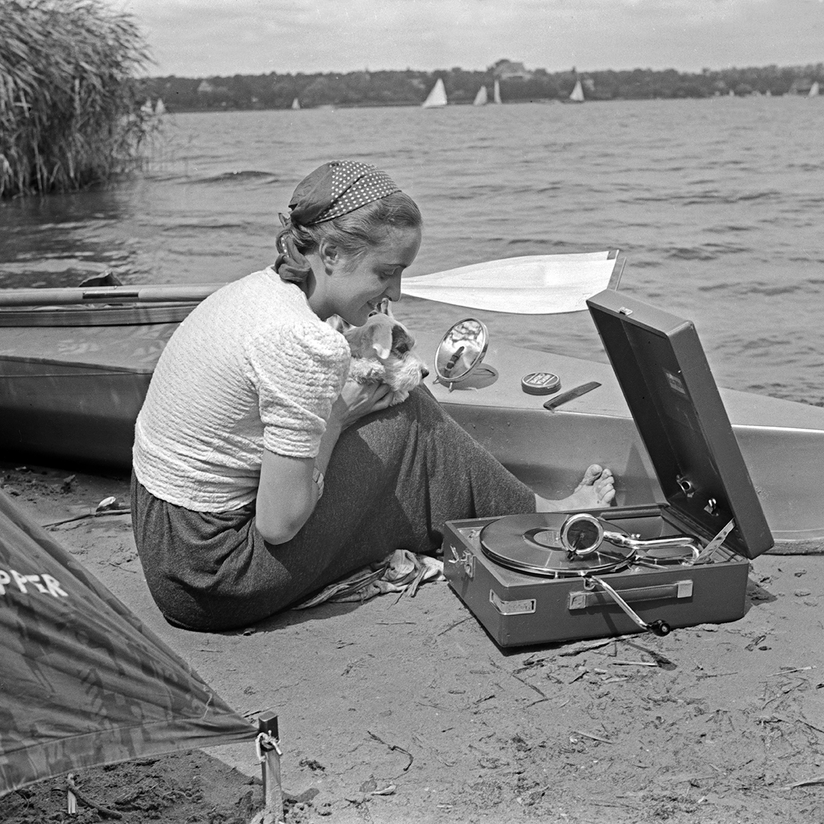 35 Vintage Photos That Show What a Beach Day Used to Look Like