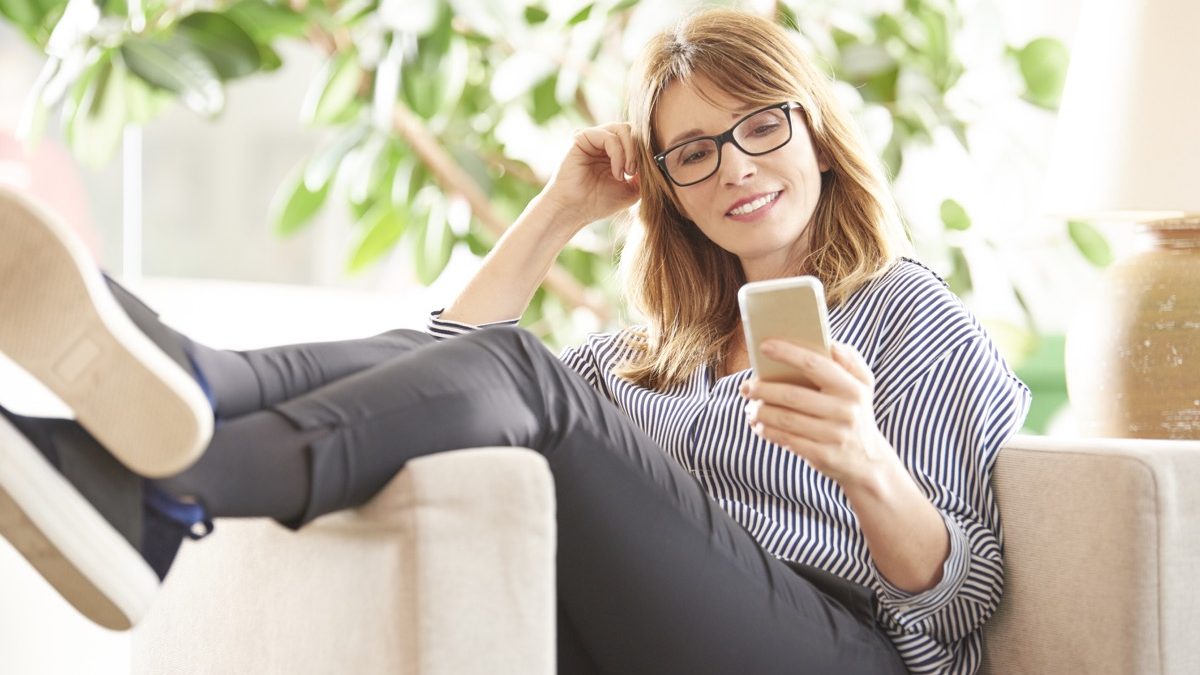 Smiling in Your Dating Profile Pictures Will Get You Way More Matches