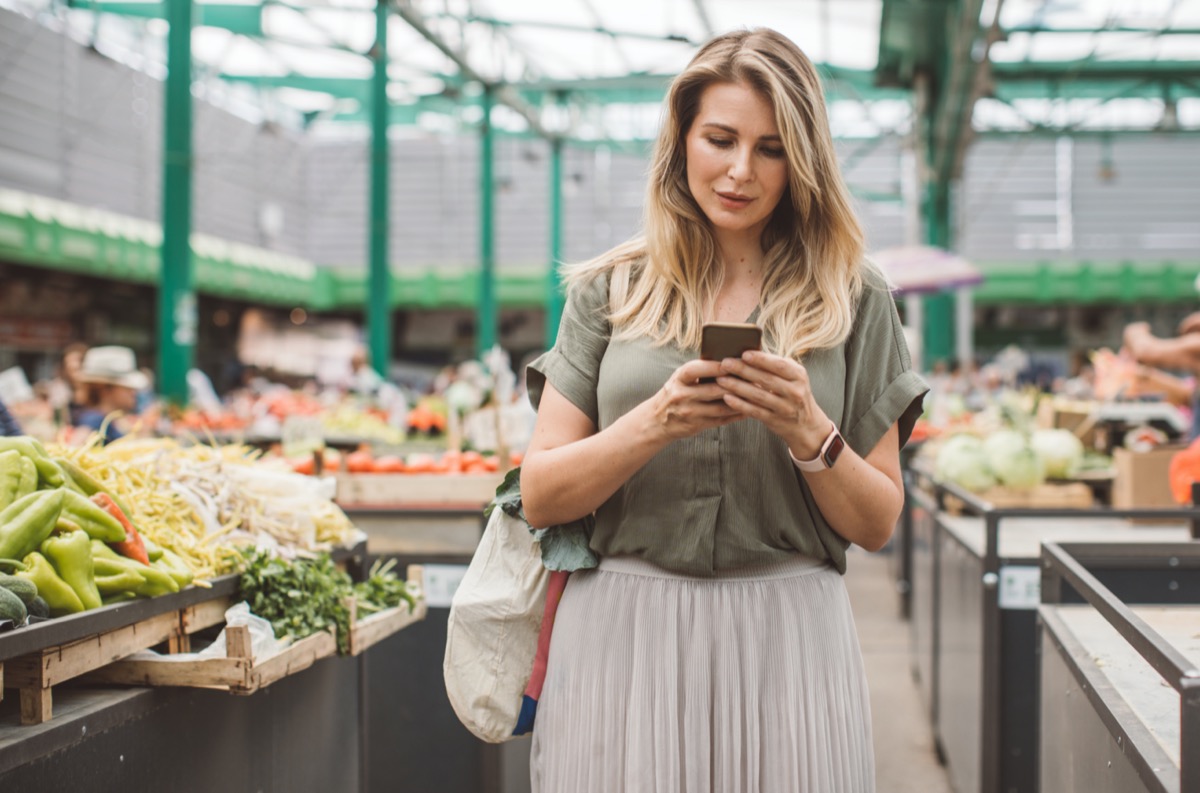 Using Your Phone While Shopping Makes You Spend More, Study Finds