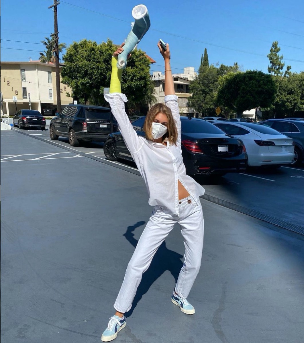 This Is Why Kelly Clarkson Has an Eye Patch on "The Voice" — Best Life