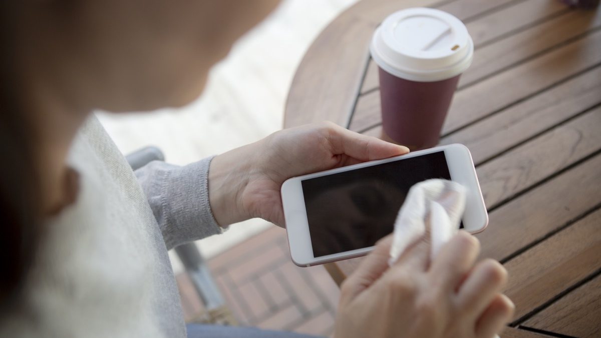 If You Wipe Off Your iPhone Like This, Apple Says Stop Immediately