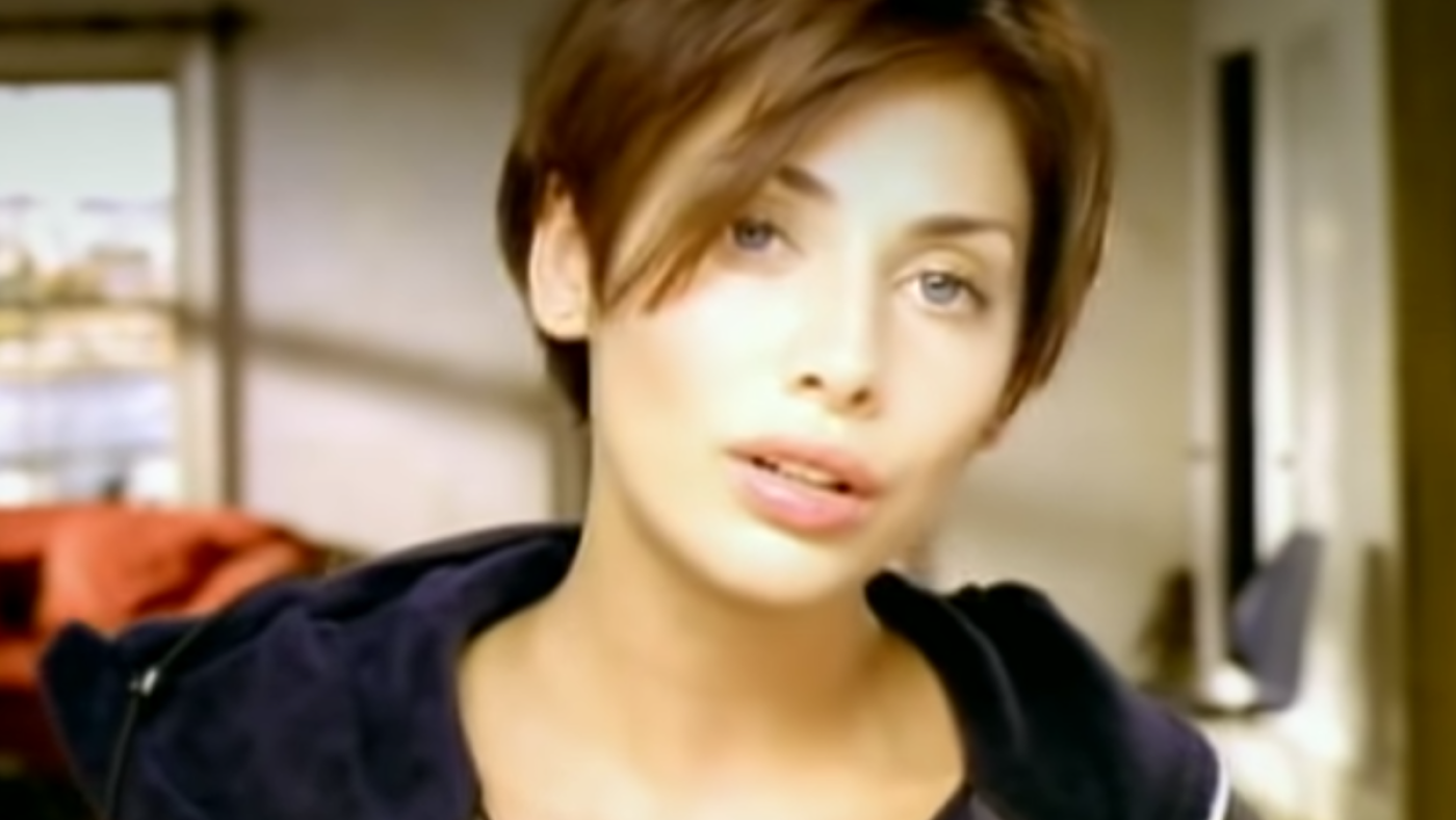 See "Torn" Singer Natalie Imbruglia Now at 47 — Best Life