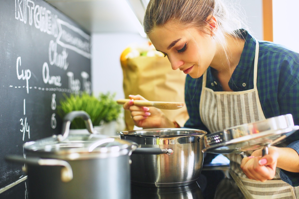 5 Quick Ways to Get Rid of Kitchen Smells Before Entertaining