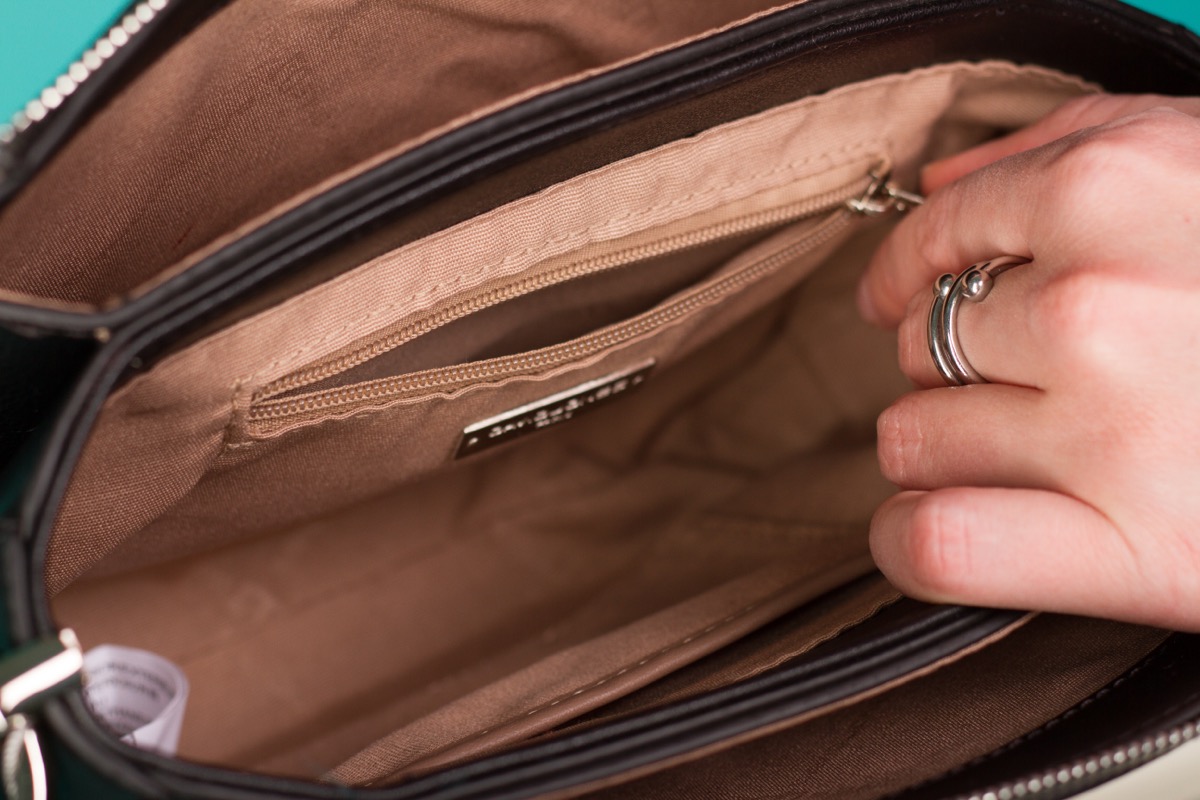 Secondhand Shopper Finds $300 in a Purse—Along With This Secret Note