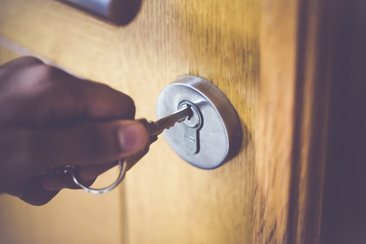 5 Questions Your Partner May Avoid If They're Cheating, Therapists Say