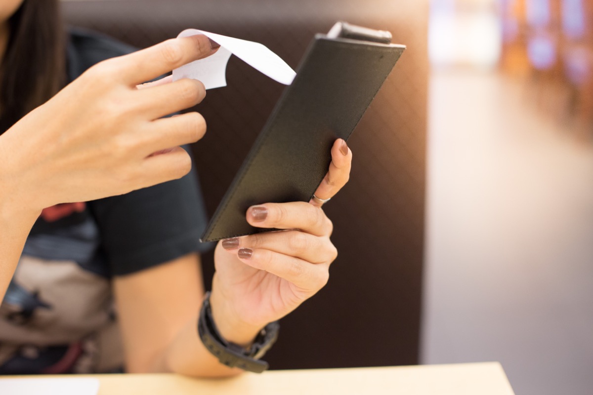 How Much Should You Tip at Bars? Here Are 6 Rules From Experts