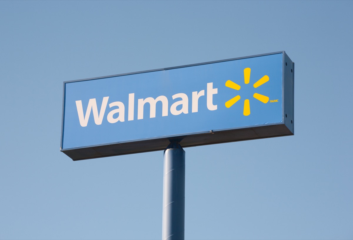 Walmart Employees Warn Against Shoplifting at Self-Checkout