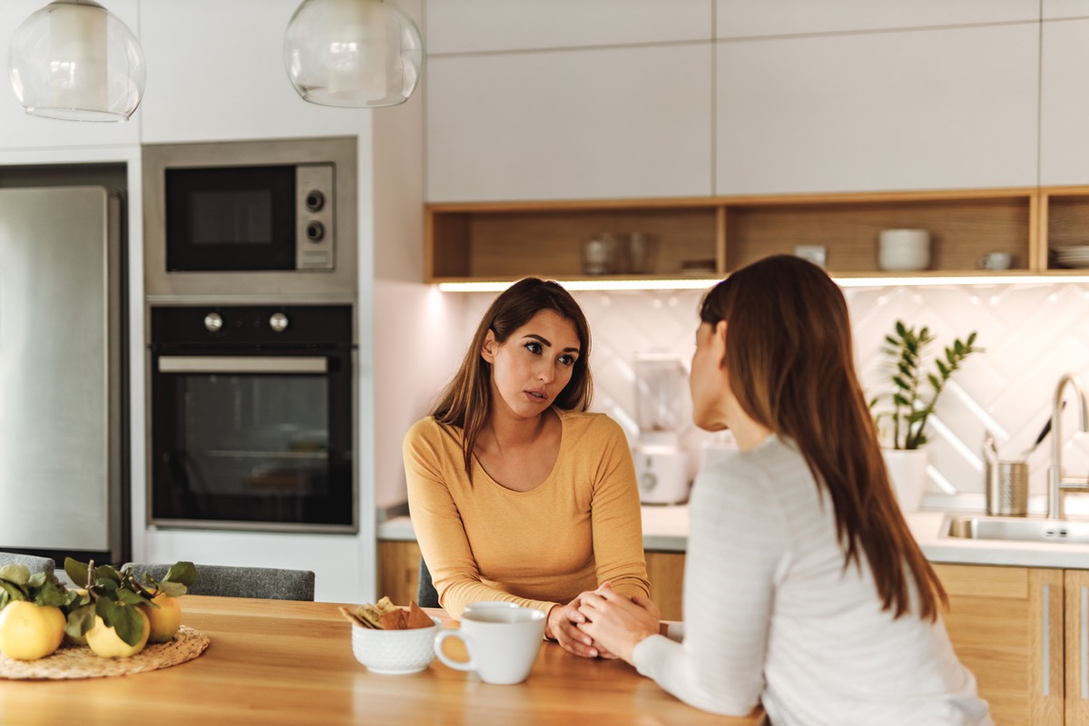 8 Red Flags Someone Is Being Fake Nice to You, Therapists Say — Best Life