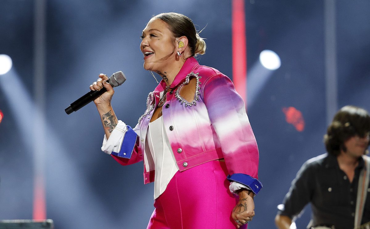 Grand Ole Opry Apologizes for “Hammered” Elle King at Dolly Tribute