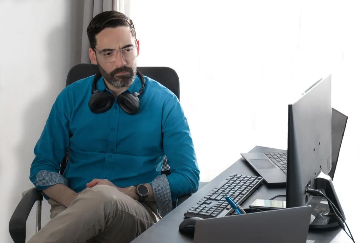 8 Disapproving Body Language Signs That Are Easy to Miss