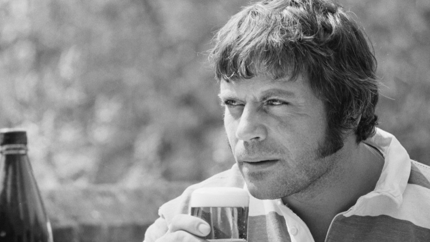 Oliver Reed "Dropped Down Dead" at a Pub During "Gladiator" Filming ...