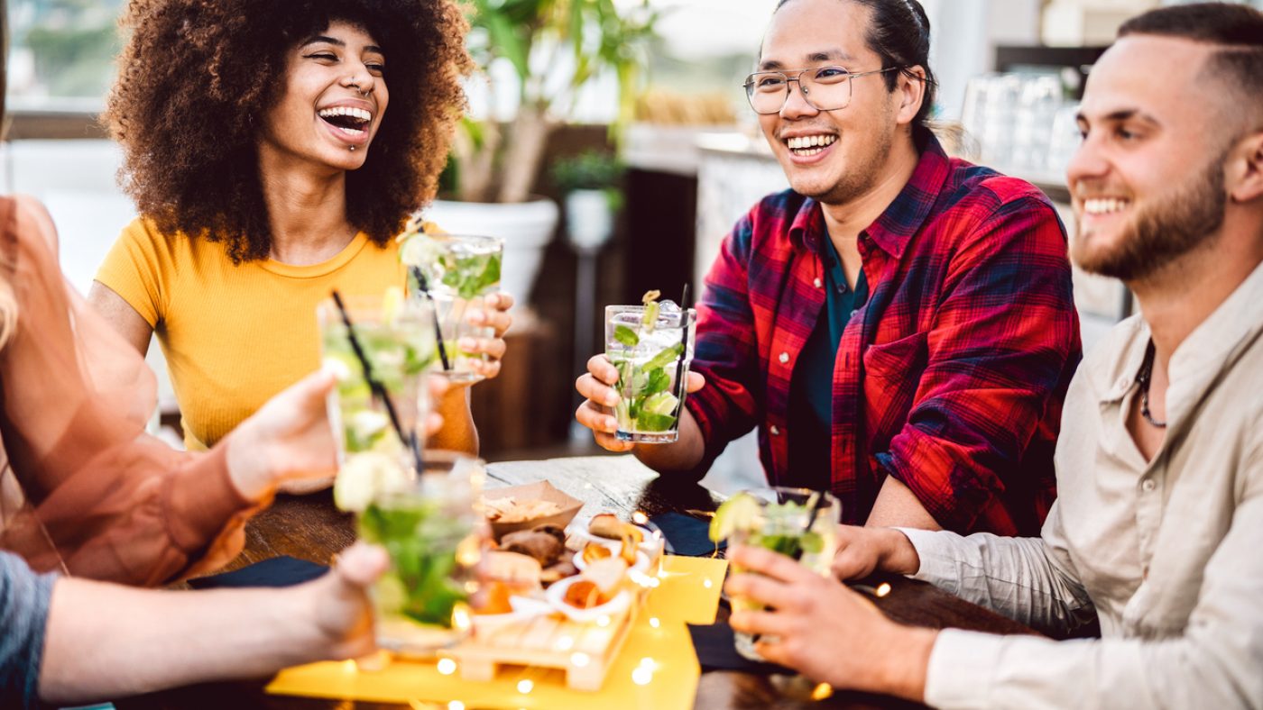 6 Best Cocktails to Serve at a Dinner Party, Etiquette Experts Say ...