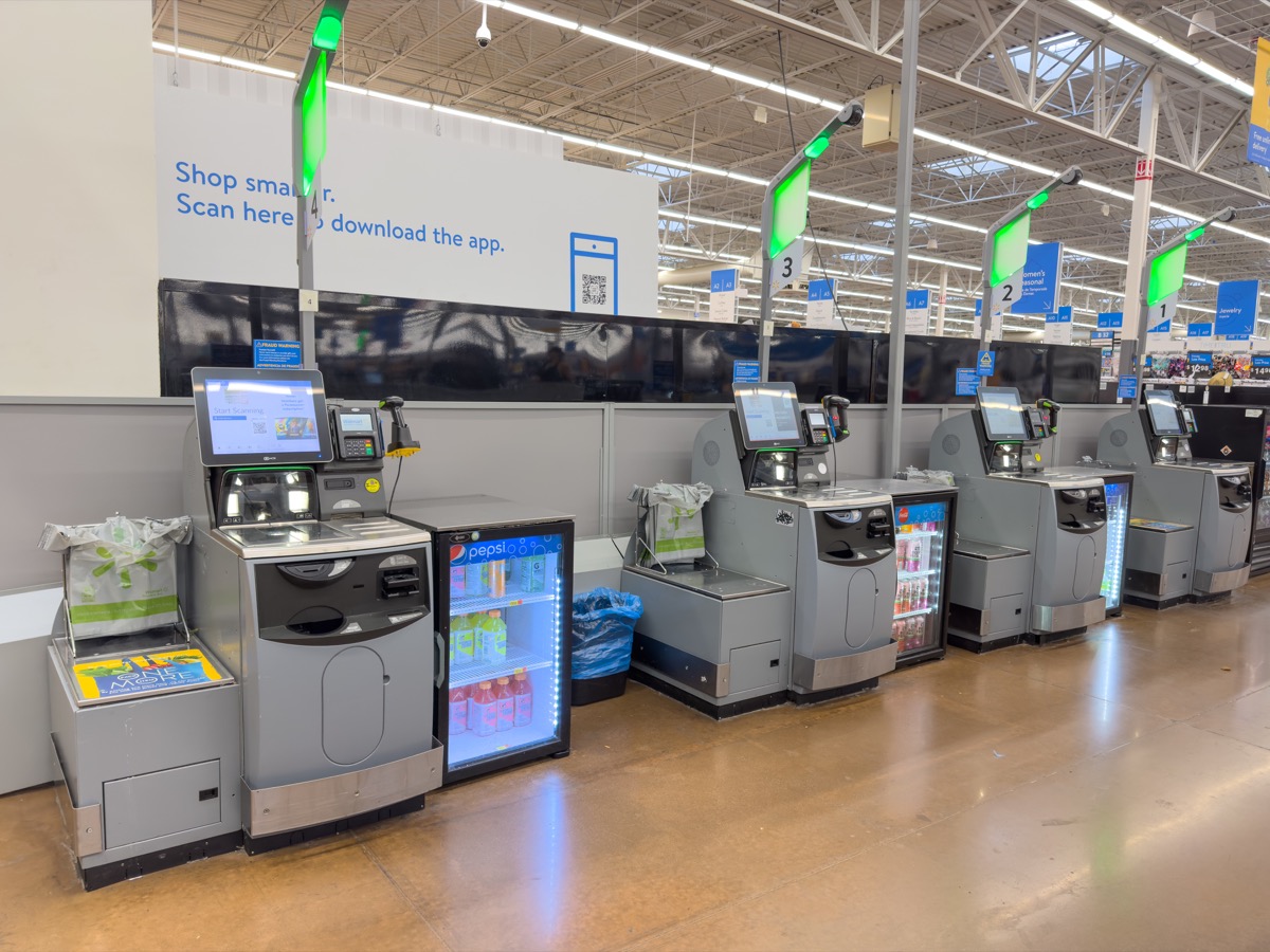 Walmart Employees Warn Against Shoplifting at Self-Checkout
