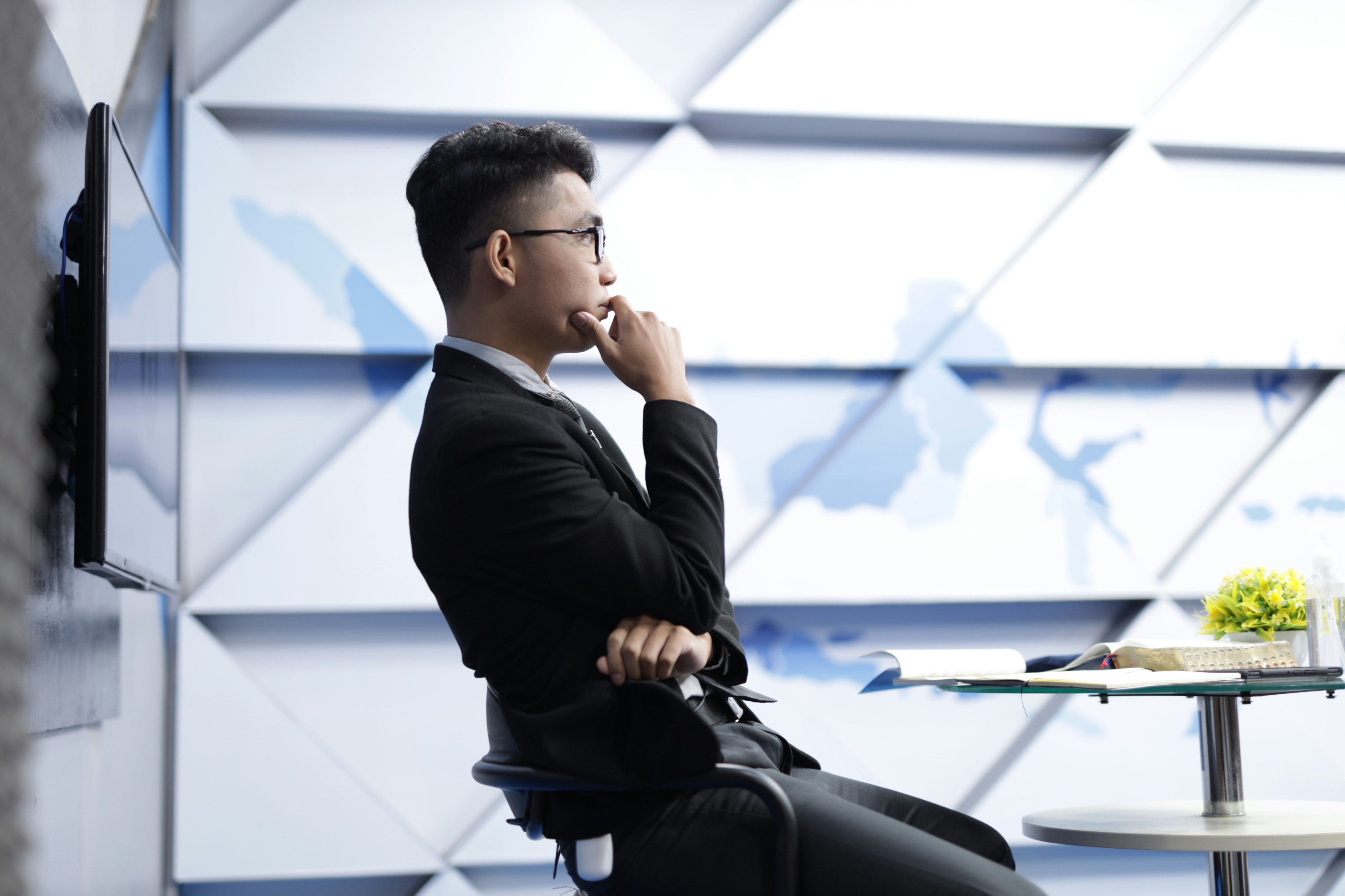 20 Signs A Relationship Is Over, According to Experts