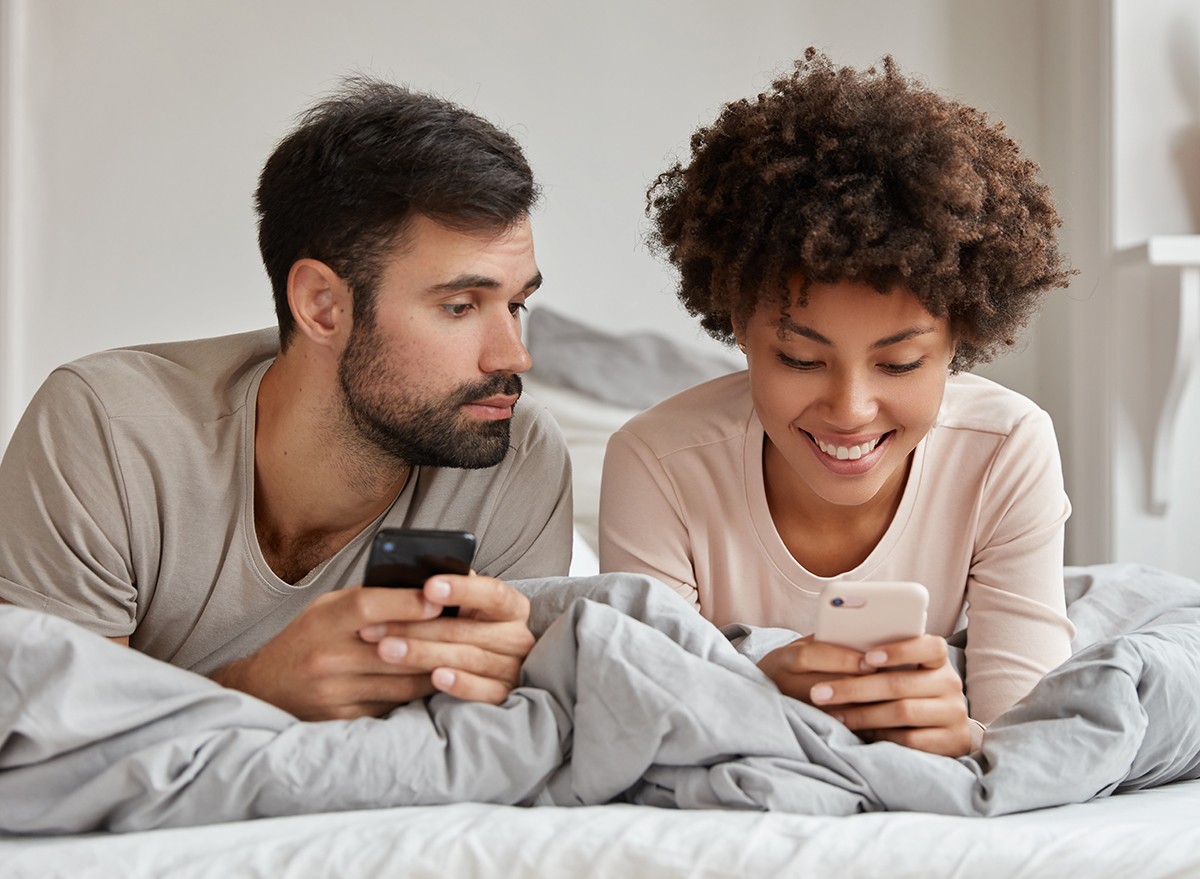 10 Red Flags About Your Partner's Texts