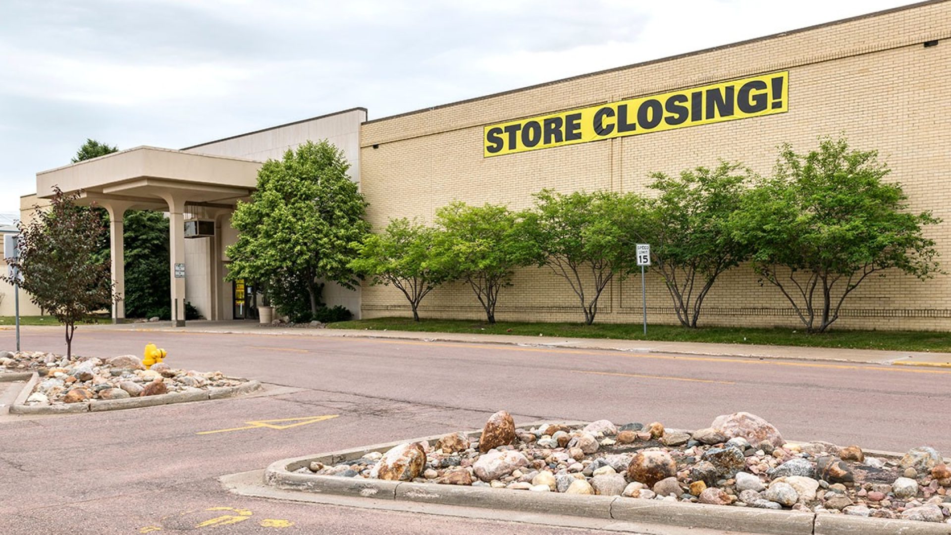 These 11 Popular Retail Chains Are Closing Stores Rapidly This Year ...