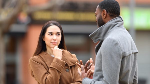 10 Body Language Signs That Mean Someone Is Lying