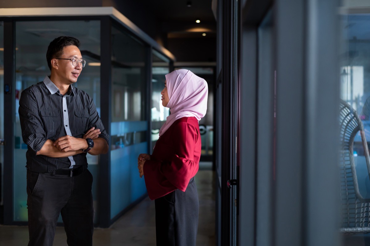 10 Body Language Signs That Mean Someone Is Lying