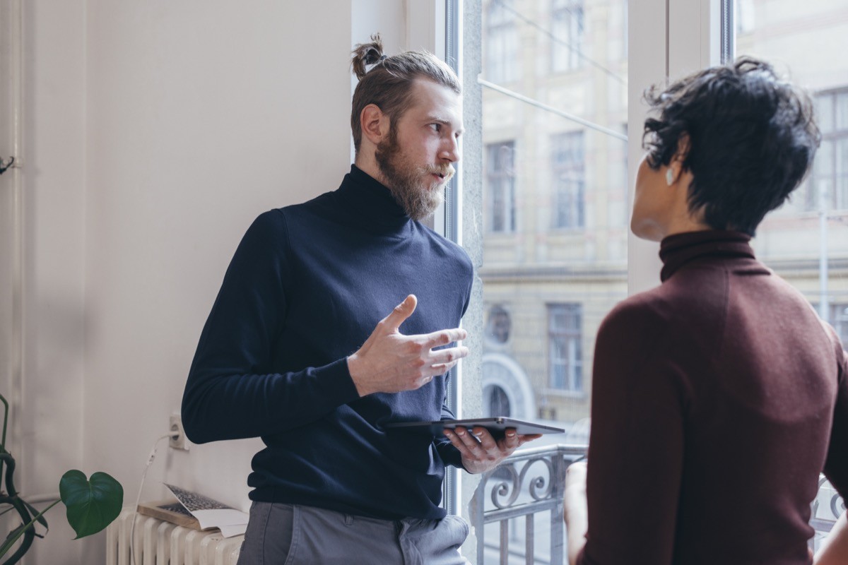 10 Body Language Signs That Mean Someone Is Lying